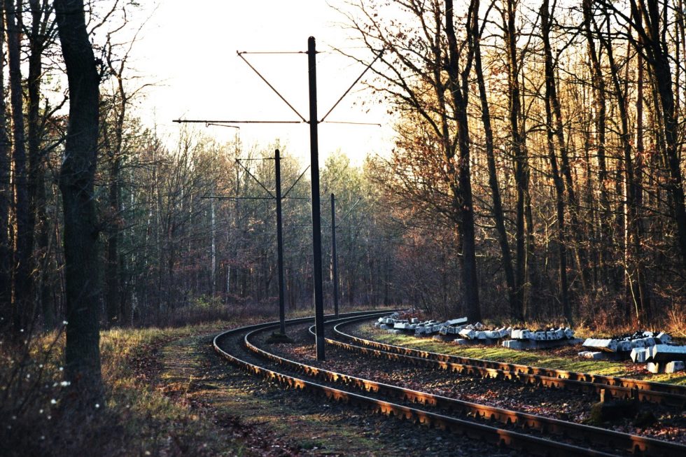 An den Bahnschienen | A Beautiful Lie